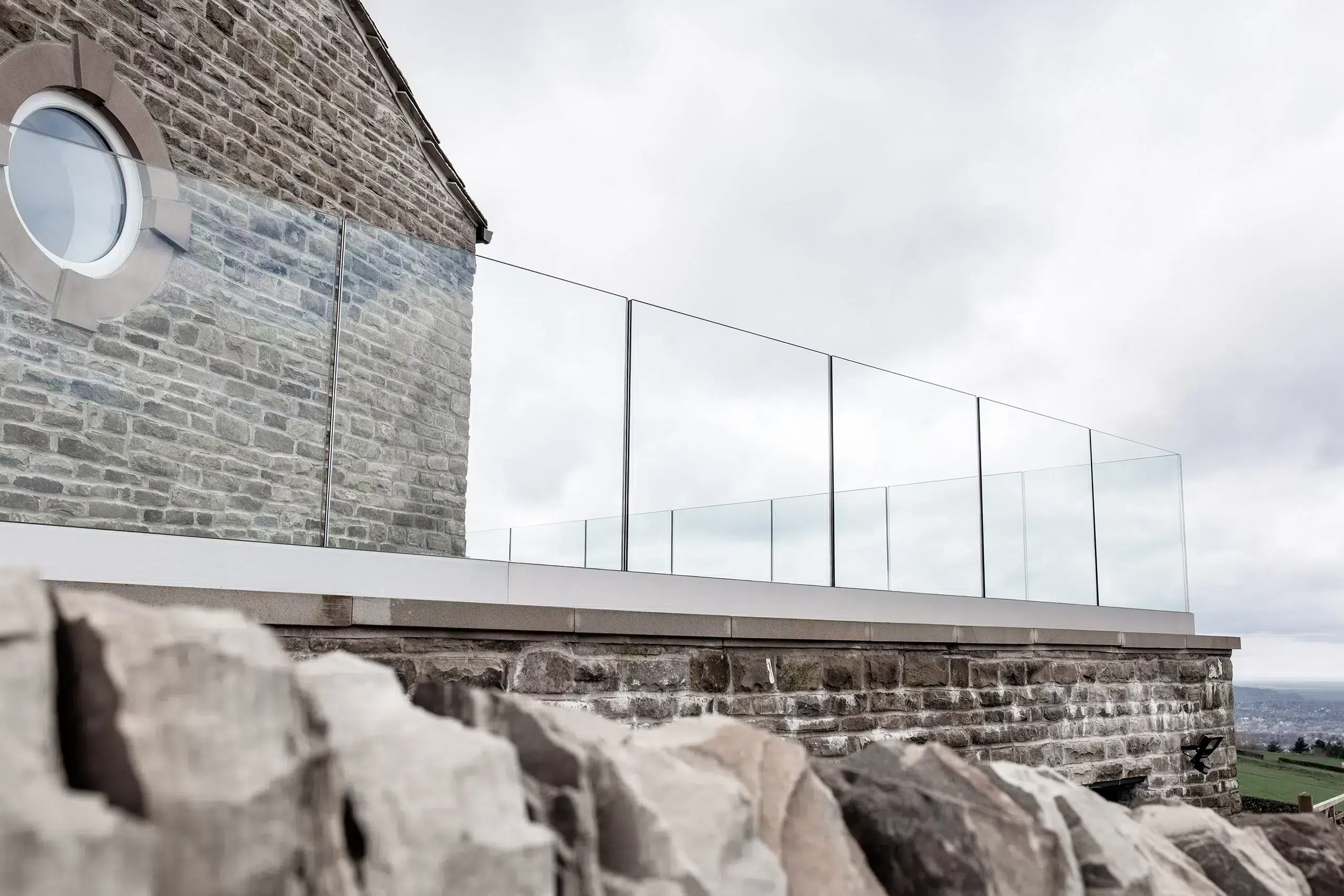 Volledig glazen balustrades: modern, veilig & op maat gemaakt - ONLEVEL